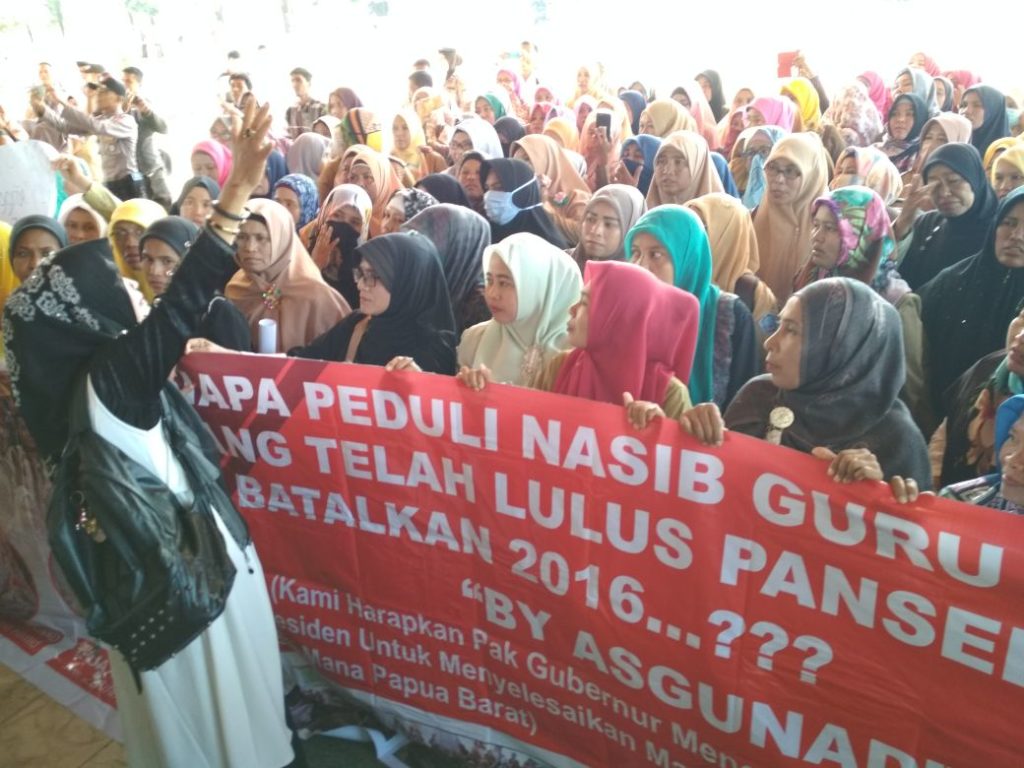 Tuntut Jadi PNS, Ratusan Honorer K2 Kepung Kantor Gubernur – Pikiran ... Tuntut Jadi PNS, Ratusan Honorer K2 Kepung Kantor Gubernur – Pikiran ...